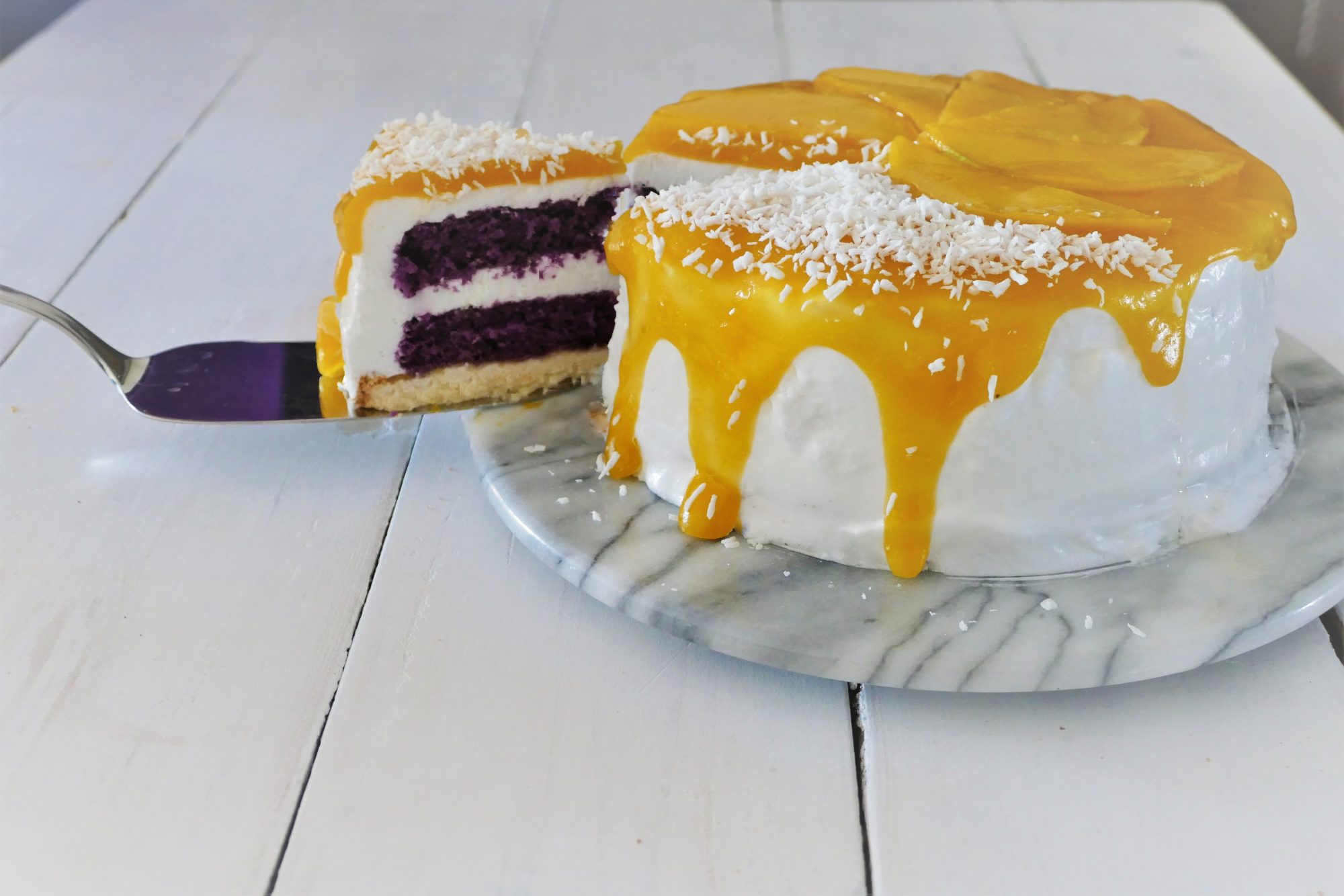 Mango Marshmallow Torte mit UBE-Pulver. Exotisch, lecker.