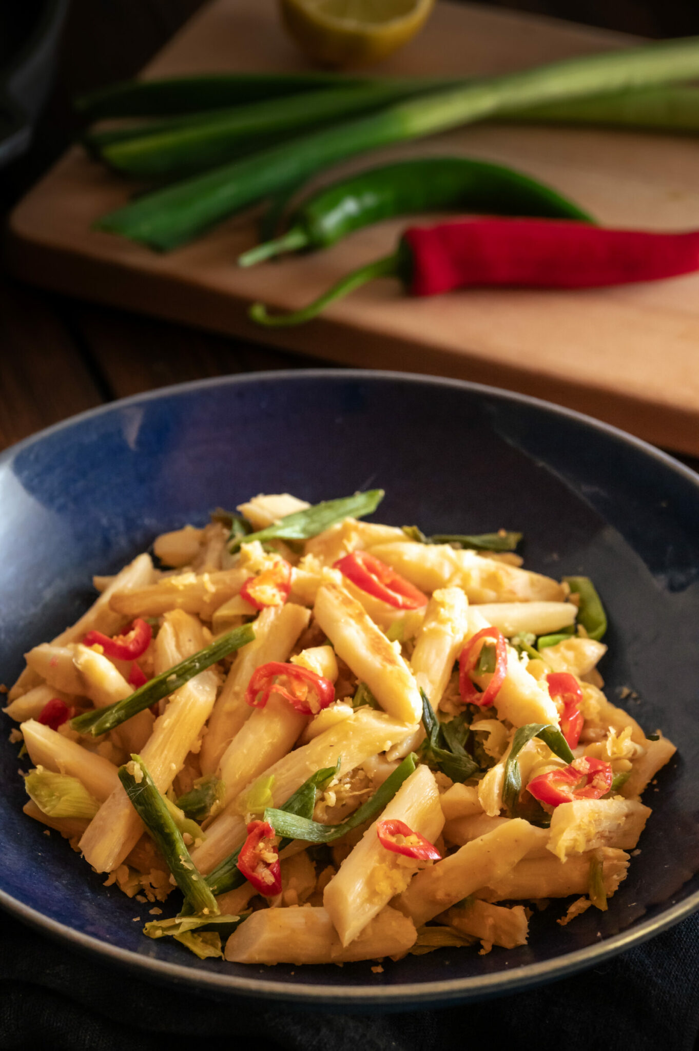 Schnelles Spargelgemüse mit Peperoni und Panko