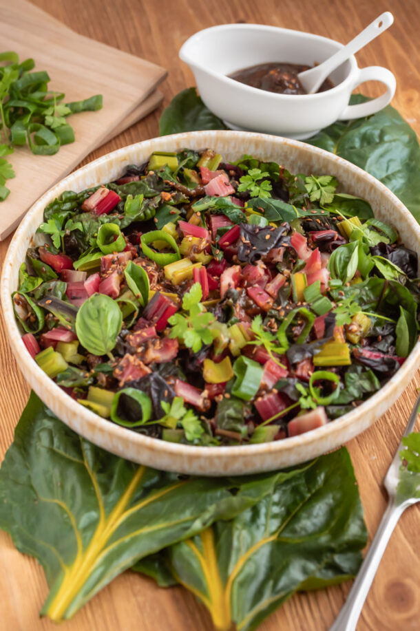 Bunter Mangold mit Erdnusssauce - Mangold-Salat mal anders